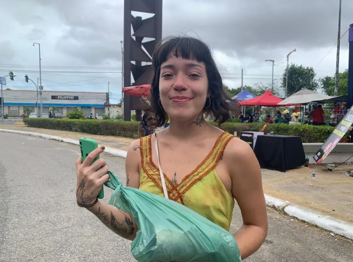 Candidata que perdeu Enem após sair para fumar vira meme, dá risada e ...