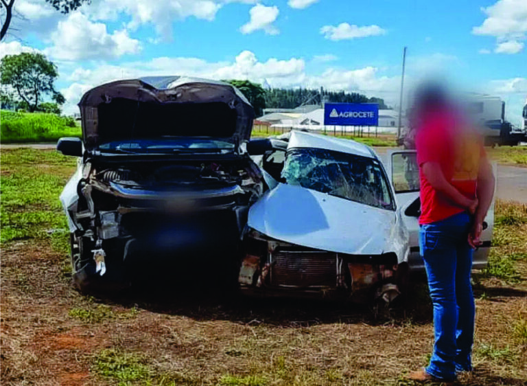 Acidente entre caminhonete e carro deixa um homem morto e dois feridos - Jornal A Voz do Povo