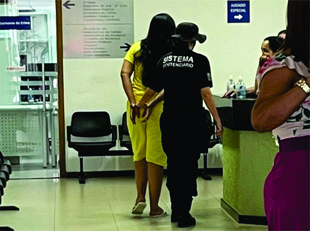 Escoltada e algemada, dona da Mil Grau SLMB, comparece a audiências no ...